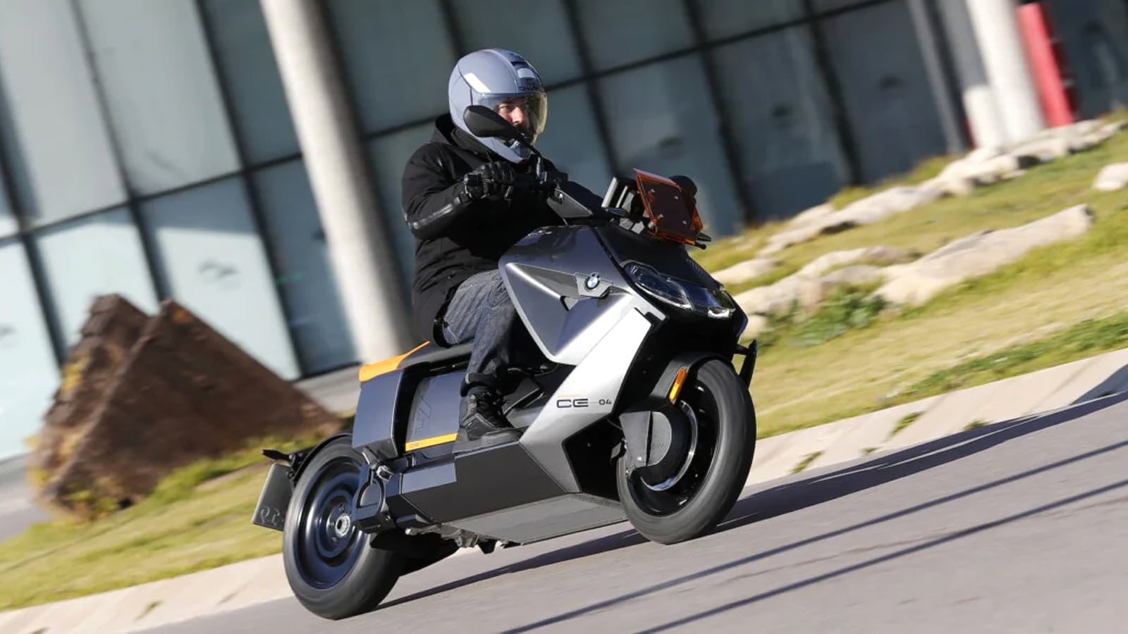 Avec ce système, BMW évitera les accidents de motos et scooters électriques